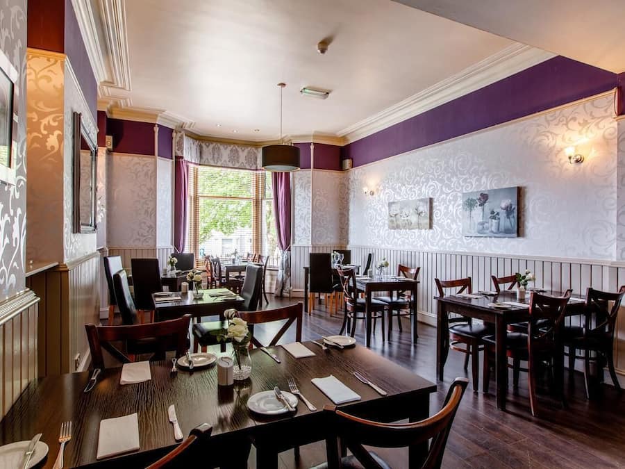 Café da manhã completo diário (GBP 7.50 por pessoa)