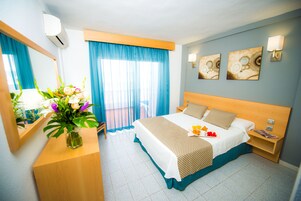 1 quarto, cofres nos quartos, escrivaninha, cortinas blackout