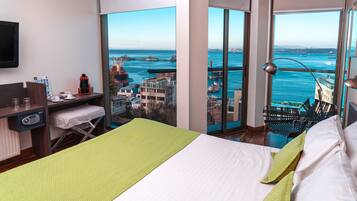 Quarto casal, vista para o oceano | Roupas de cama premium, cofres nos quartos, escrivaninha