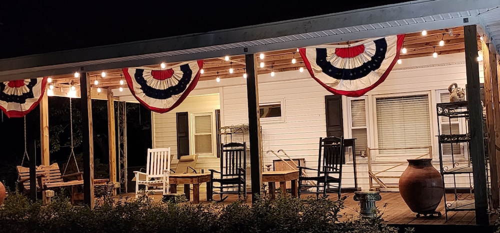 The White House On Freedom Way - Swansboro, NC