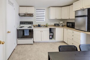 Uma cafeteira/bule, Minifrigorífico, um micro-ondas