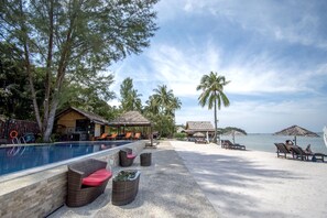 Piscina externa, guarda-sóis, espreguiçadeiras