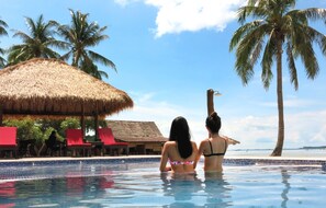 Terraço com espreguiçadeiras