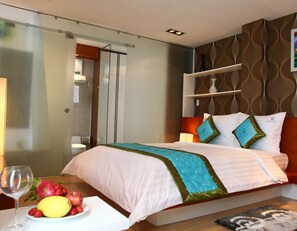 Apartamento Deluxe, 2 quartos | Minibar, cofre no quarto, secretária, quartos insonorizados