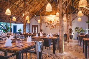 Serviço de café da manhã, culinária asiática, vistas para a piscina 
