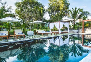 Piscina externa, guarda-sóis, espreguiçadeiras