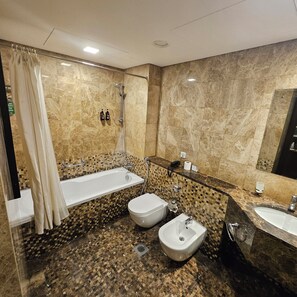 Estúdio | Casa de banho | Uma banheira, artigos de higiene pessoal grátis, um secador de cabelo 