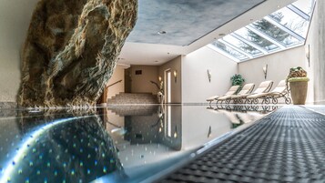 Piscina interior, uma piscina aquecida 