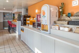 Pequeno-almoço tipo buffet mediante uma taxa nos dias úteis 