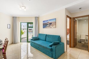 Apartamento Club, 2 quartos | Sala de estar | Televisor LED de 24 polegadas com canais via satélite, televisor 