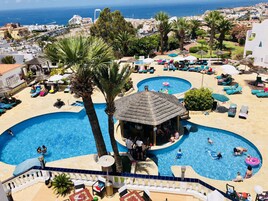 Piscina exterior, espreguiçadeiras 