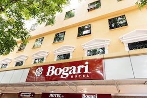 Placa de hotel com o nome 'Bogari Hotel' e um logotipo.