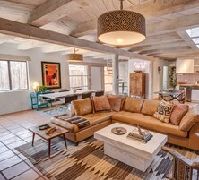 Loft design, 2 quartos, sacada, vista para a cidade | Área de estar | TV de tela plana