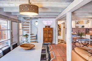 Loft design, 2 quartos, sacada, vista para a cidade | Área de estar | TV de tela plana