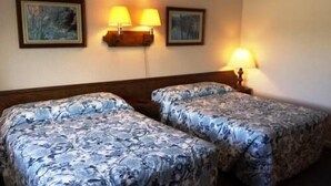 Quarto Tradicional, 2 camas de casal, frigorífico, vista para o pátio