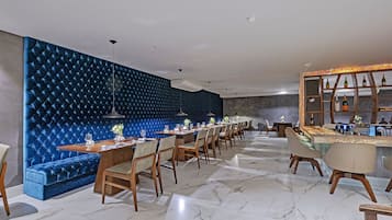 Pequenos-almoços, almoços, jantares servidos, cozinha internacional