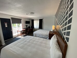 Quarto Deluxe, 2 camas queen-size, vista para o lago | Secretária, secretária adequada para computadores portáteis 