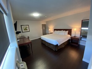 Quarto de Luxo, 1 cama king-size, vista para o lago | Sala | Televisor LCD 