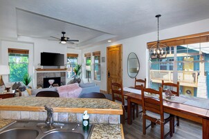 Townhome | Fox Point At Redstone E12 | Sala de estar | TV de ecrã plano, lareira 