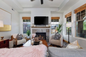 Townhome | Fox Point At Redstone E12 | Sala de estar | TV de ecrã plano, lareira 