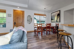 Townhome | Fox Point At Redstone E12 | Sala de estar | TV de ecrã plano, lareira 