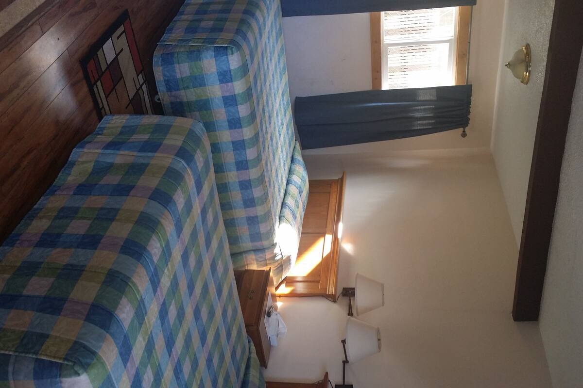 Quarto Standard, 2 camas queen-size | Cortinas/cortinados opacos, Wi-fi grátis, com mobília individualizada
