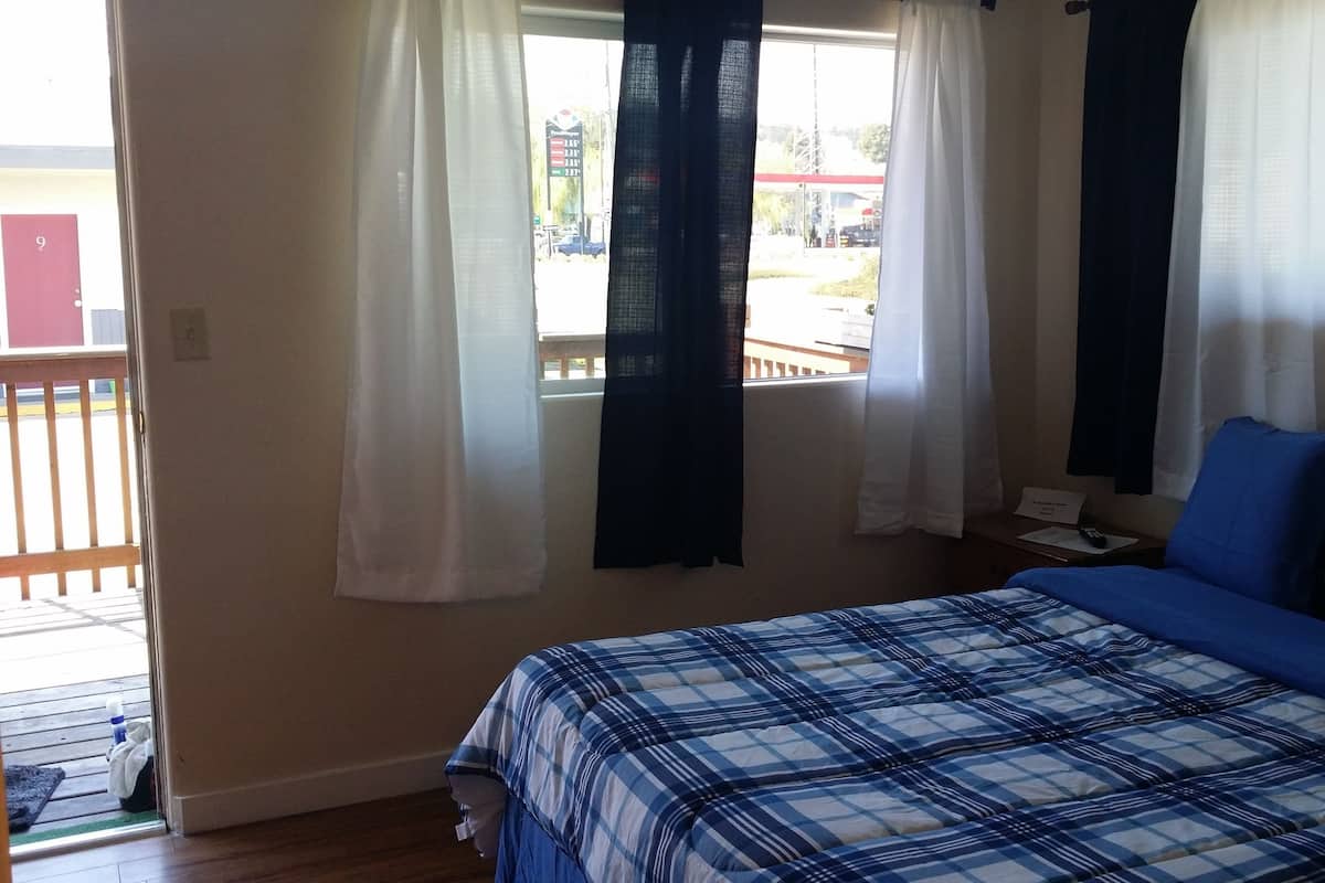 Quarto Clássico, 1 cama queen-size | Cortinas/cortinados opacos, Wi-fi grátis, com mobília individualizada