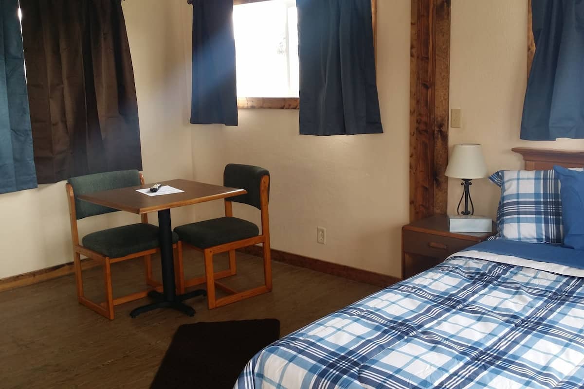 Quarto Deluxe, 1 cama queen-size | Cortinas/cortinados opacos, Wi-fi grátis, com mobília individualizada