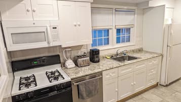 Apartamento família, 3 quartos, cozinha, no piso térreo | Cozinha privada | Geladeira grande, micro-ondas