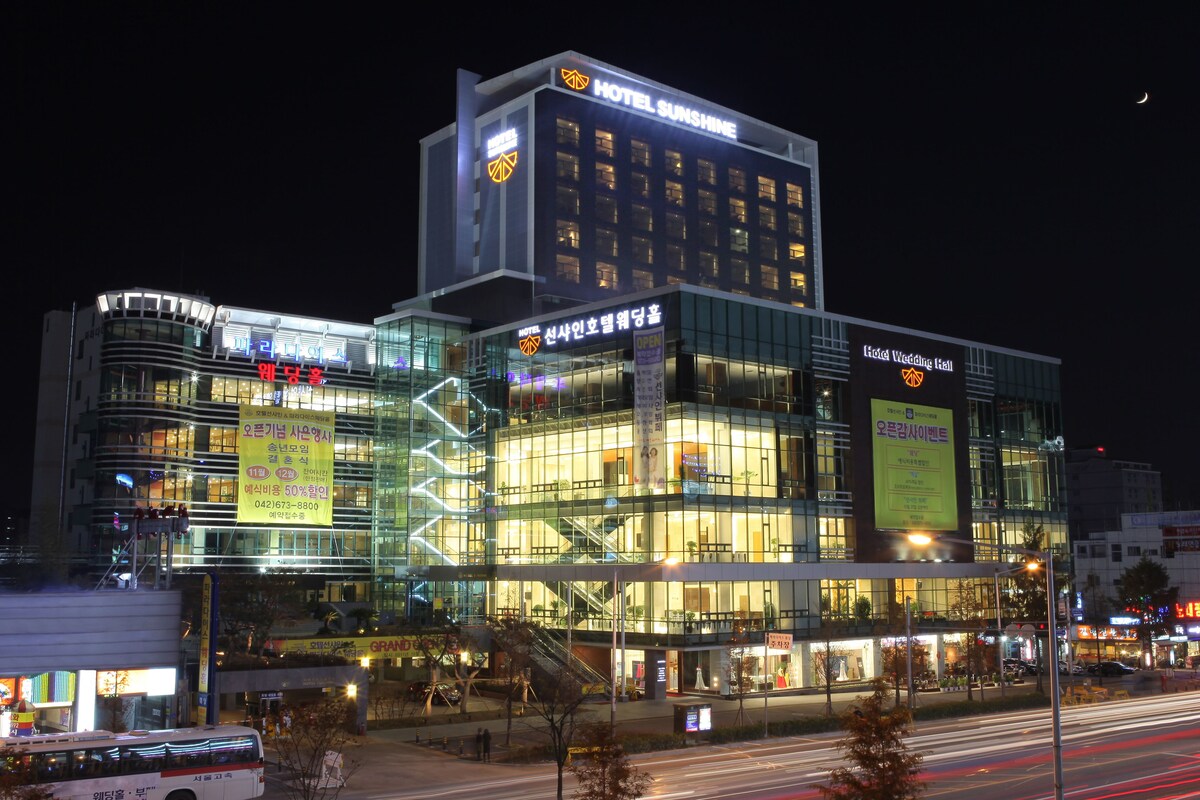 Sunshine Hotel Reviews, Deals & Photos 2026 - Expedia