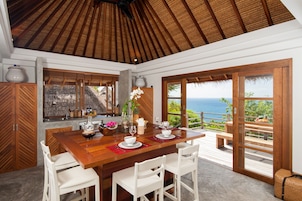 C14 Two-Bedroom Pool Villa | Cozinha privada | Um frigorífico, um micro-ondas, uma placa de cozinha 