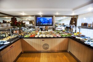 Café da manhã com buffet grátis todos os dias