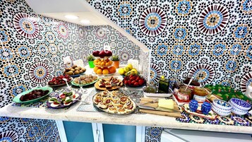 Café da manhã com buffet grátis todos os dias