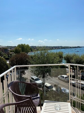 Suite Júnior, vista para o lago | Minibar, cofre no quarto, cortinas/cortinados opacos 