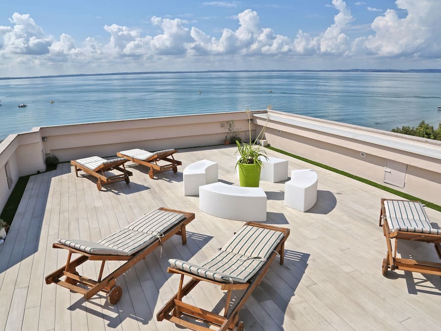 Terraço com espreguiçadeiras