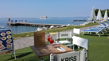 Uma praia privada, espreguiçadeiras, guarda-sóis de praia