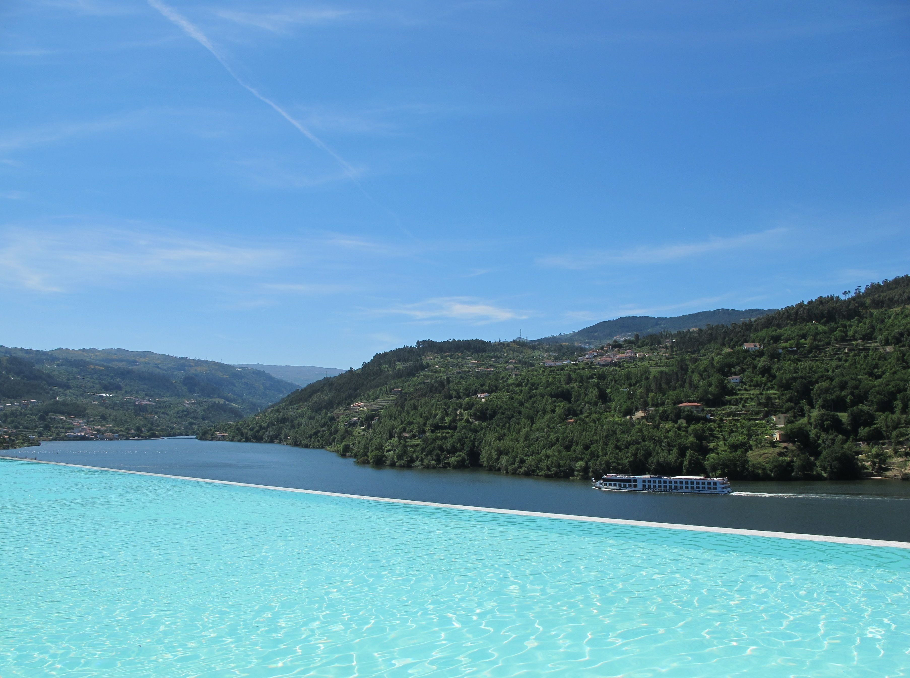 Piscina interna, piscina externa sazonal, guarda-sóis, espreguiçadeiras