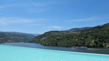 Piscina interna, piscina externa sazonal, guarda-sóis, espreguiçadeiras