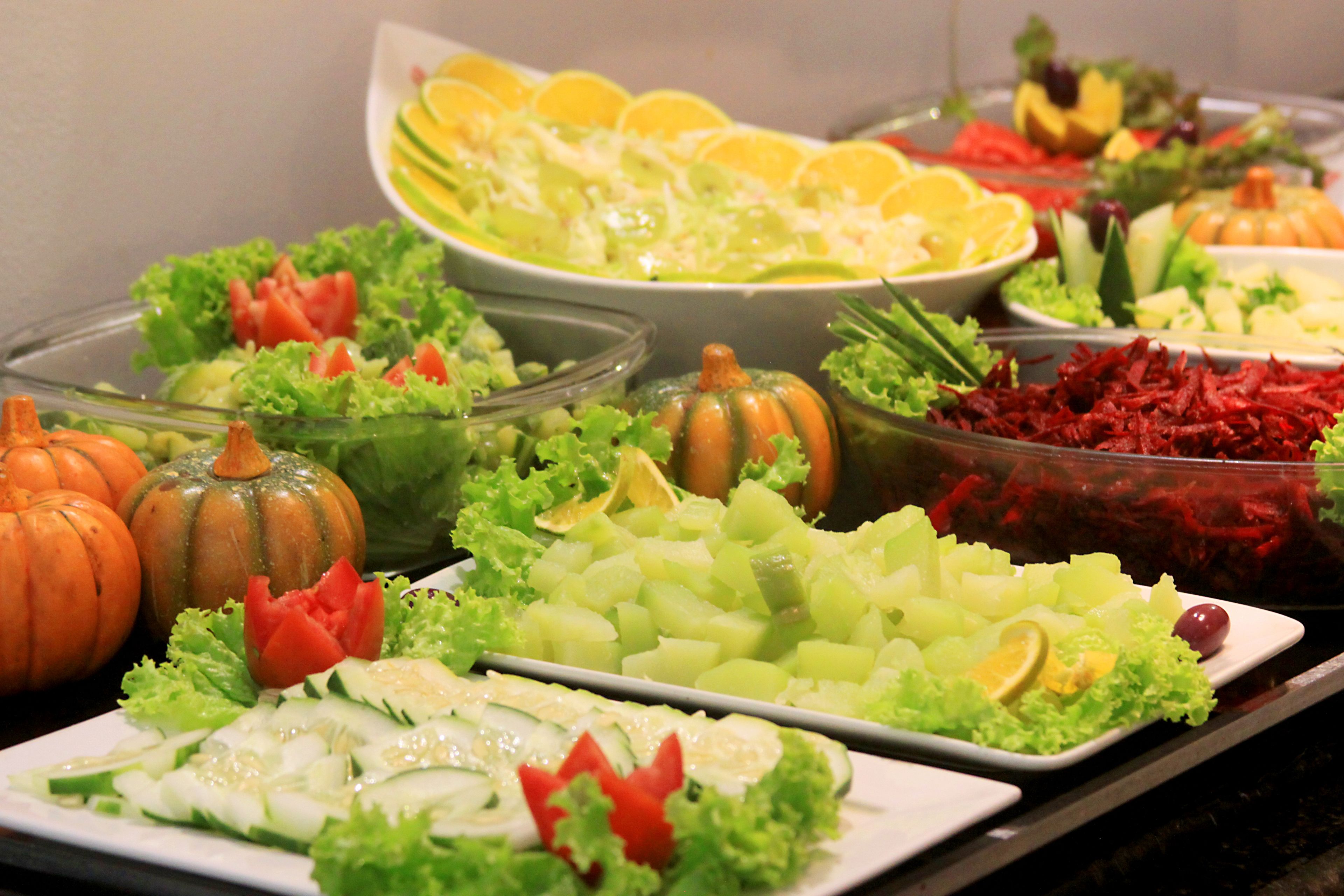 Buffet com diversas saladas e legumes.