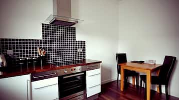 Apartamento, 2 quartos, Vista para a cidade (Duplex) | Kitchenette privada | Um frigorífico/congelador grande, um micro-ondas, uma placa de cozinha