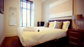 Apartamento, 2 quartos, Vista para a cidade | 1 quarto, roupa de alta qualidade, cofre no quarto, secretária