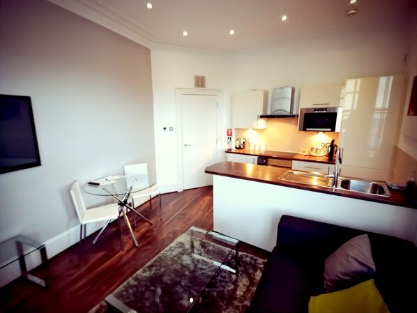 Apartamento, 2 quartos, Vista para a cidade | Sala de estar | TV de ecrã plano 