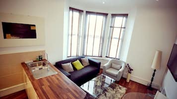 Apartamento, 2 quartos, Vista para a cidade | Sala de estar | TV de ecrã plano