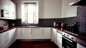 Apartamento, 2 quartos, Vista para a cidade (Duplex) | Cozinha privada | Um frigorífico/congelador grande, um micro-ondas, uma placa de cozinha