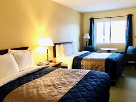 Quarto casal conforto, 2 camas de casal, vista para o campo de golfe | Escrivaninha, camas extras/dobráveis (sobretaxa), Wi-Fi de cortesia