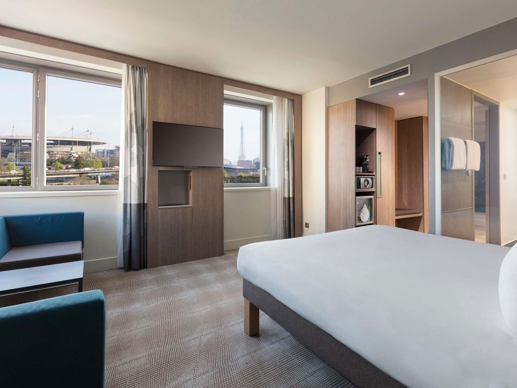 Quarto luxo, várias camas (Eiffel Tower View) | Roupas de cama premium, frigobar, cofres nos quartos, escrivaninha