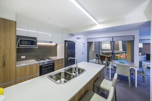 Um frigorífico/congelador grande, um micro-ondas, um forno 