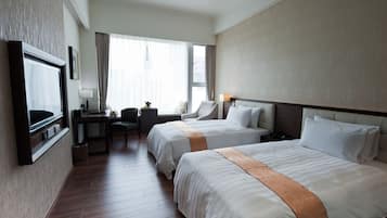 Quarto Deluxe, várias camas | Edredões de penas, camas de colchão pillowtop, cofre no quarto