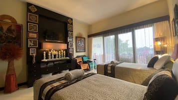 Quarto Twin Clássico, cozinha | Secretária, secretária adequada para computadores portáteis