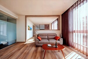 Quarto Quádruplo Exclusivo, várias camas | Sala de estar | Televisor LED, matraquilhos, ténis de mesa 